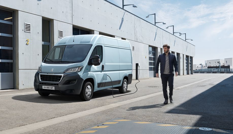 Business Peugeot BOXER Chassis Cab 90kW 75kWh Professional Premium+ ...